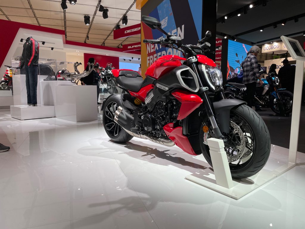 Ducati Diavel V4: 4 cilindri indemoniato ad EICMA 2022 — WeDrive